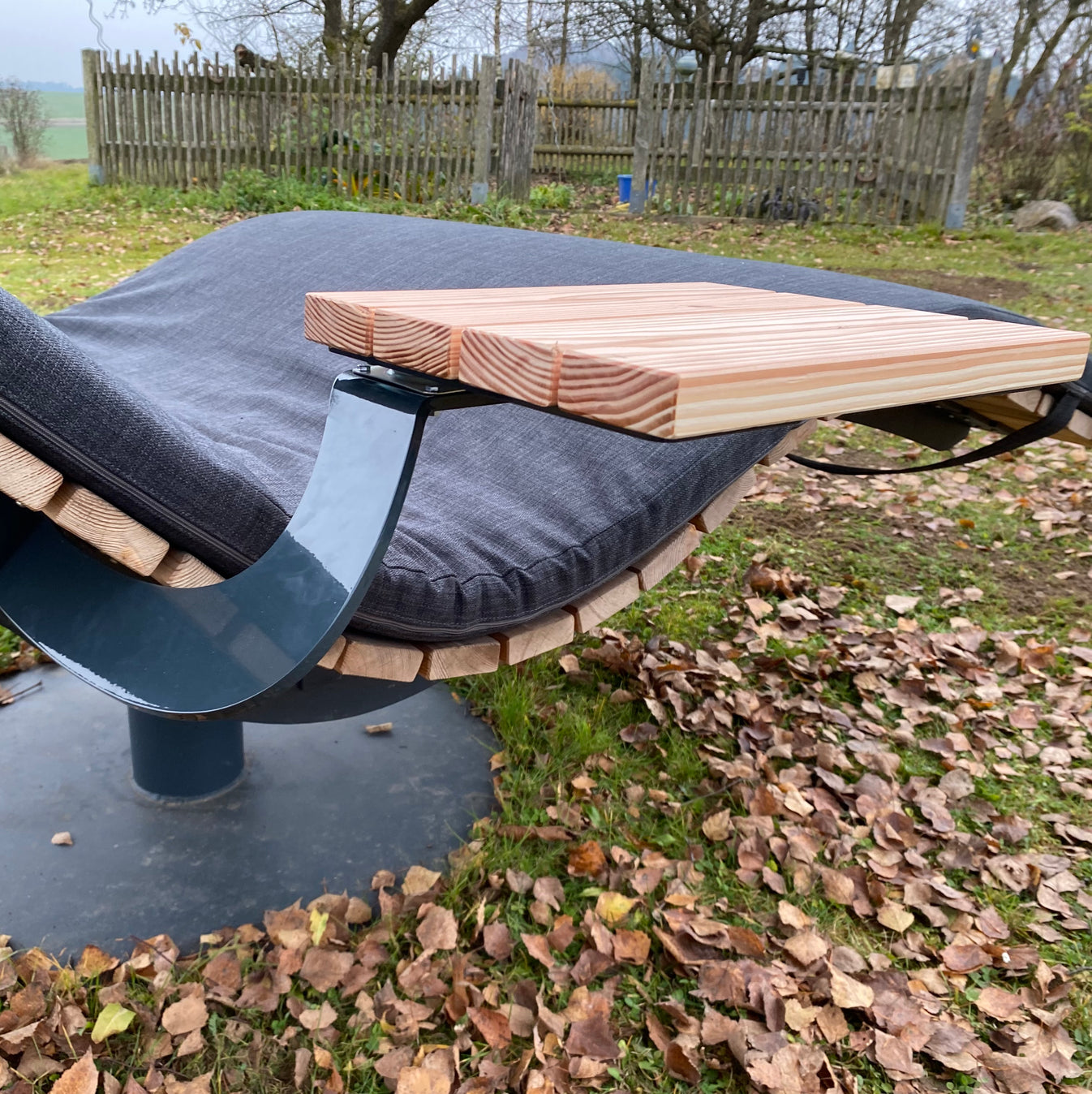 Tisch für MEBE Wave Lounge- drehbar – MEBE-shop